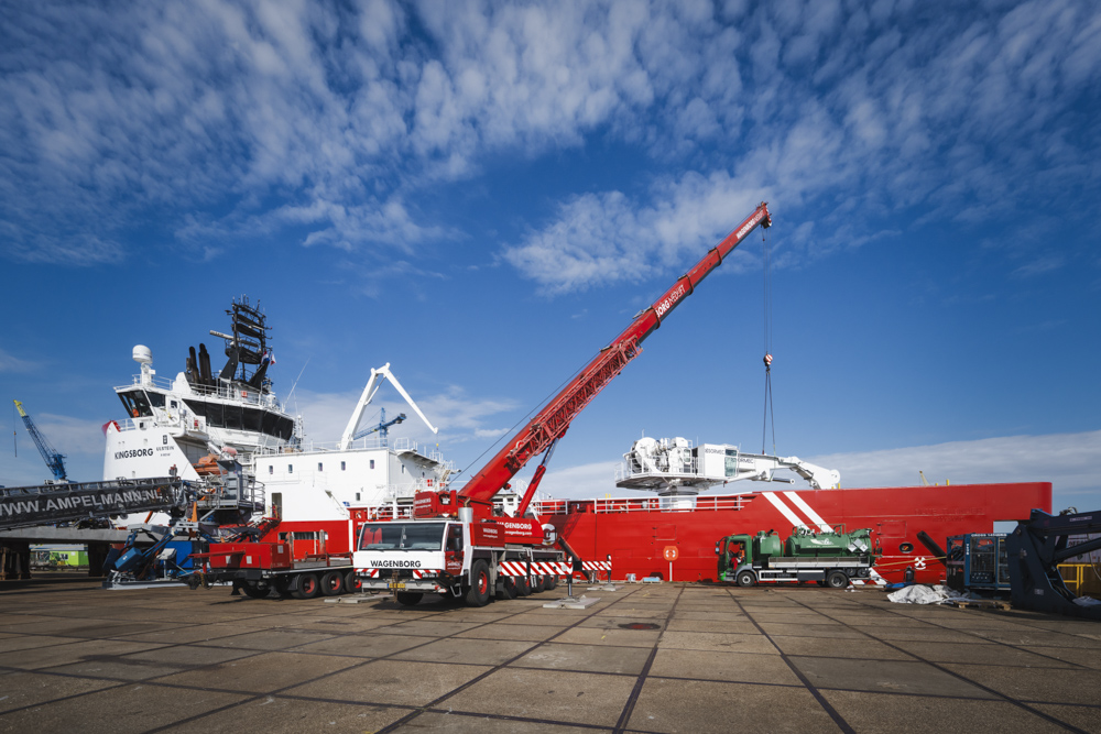 Crane installation on offshore vessel Kingsborg for decommissioning project