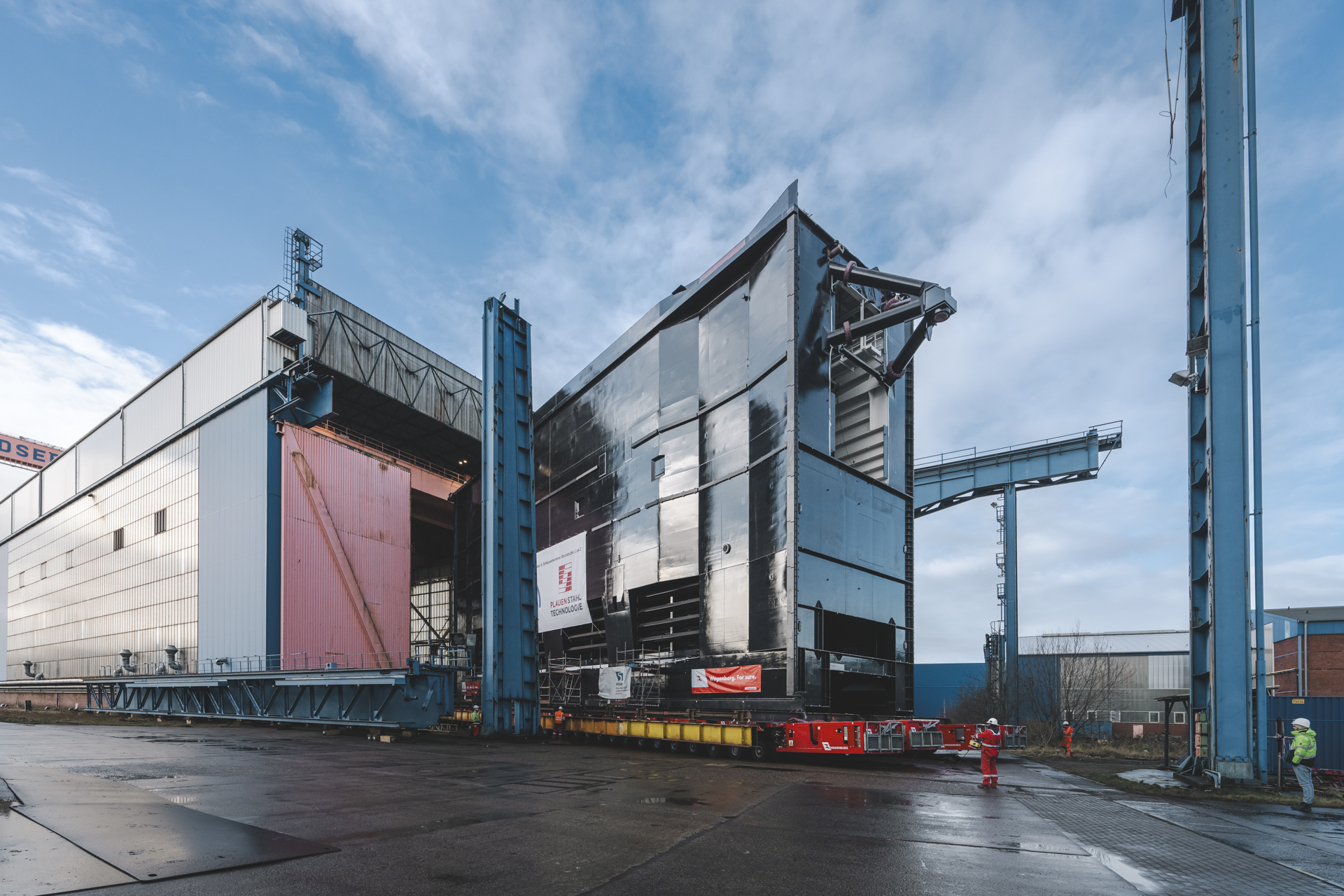 Masterful transport of immense lock gates by Wagenborg