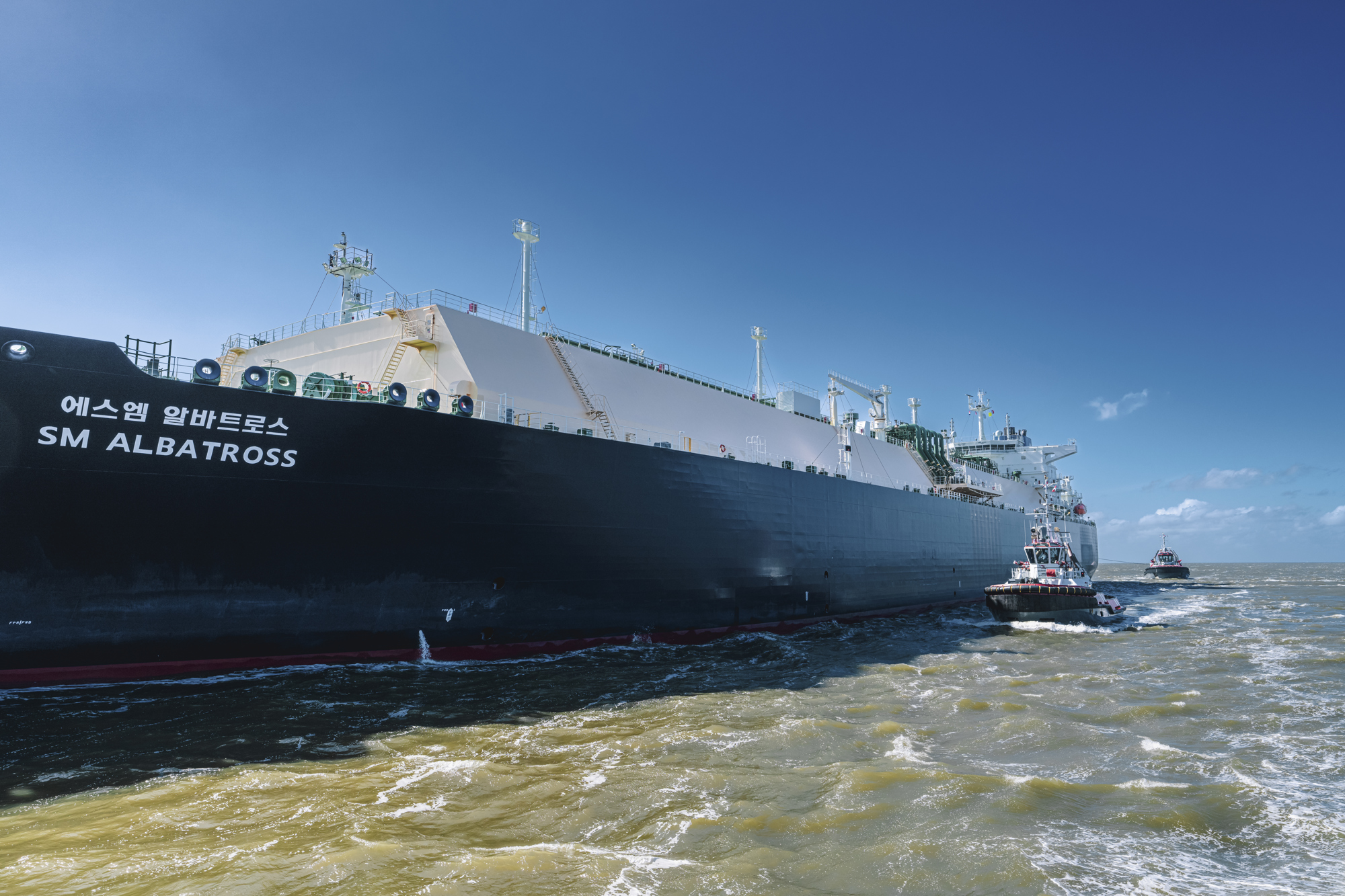 Again Wagenborg performs safe tug assistance for LNG carrier in Eemshaven