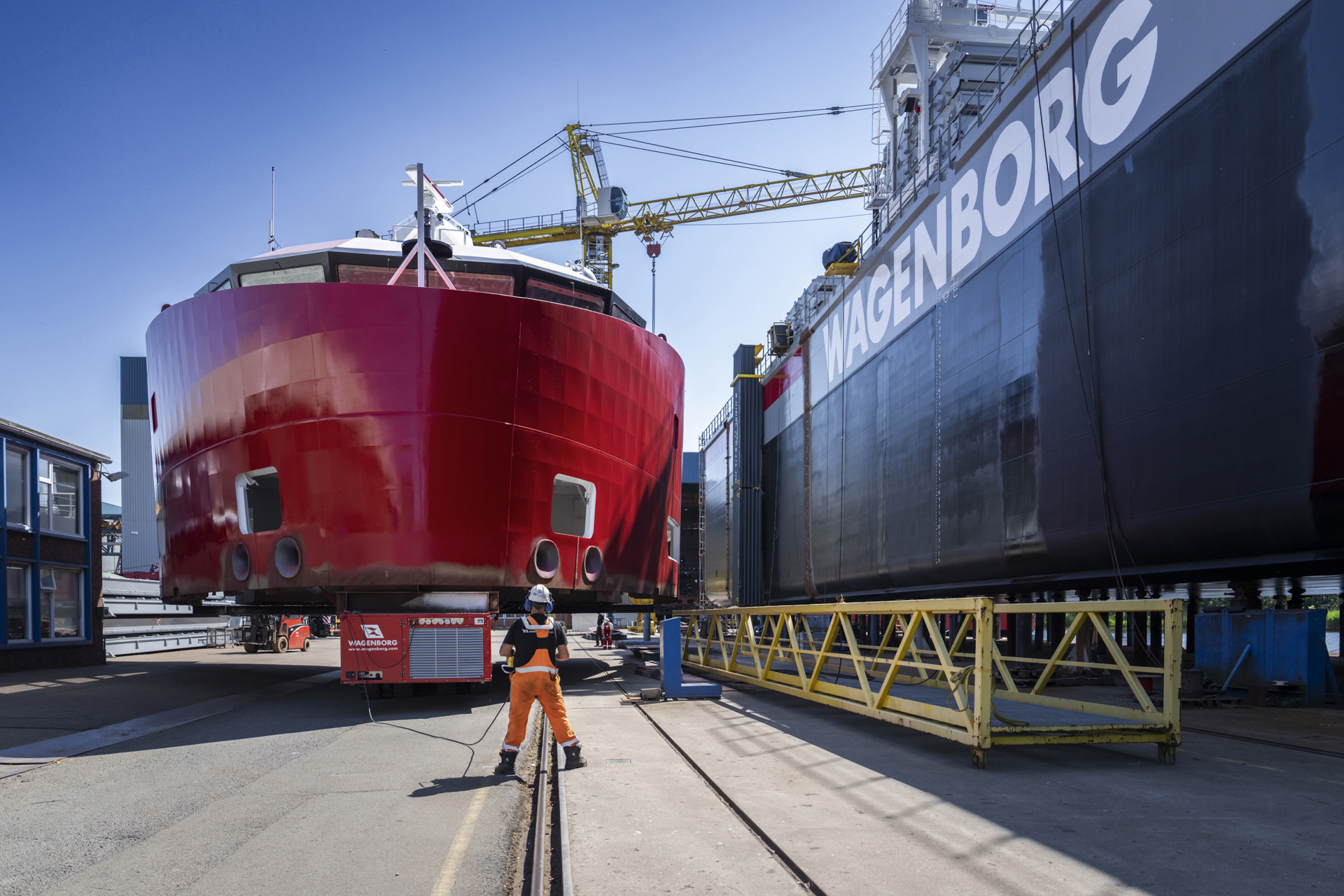 Another EasyMax 4 milestone: installation of the bridge deck