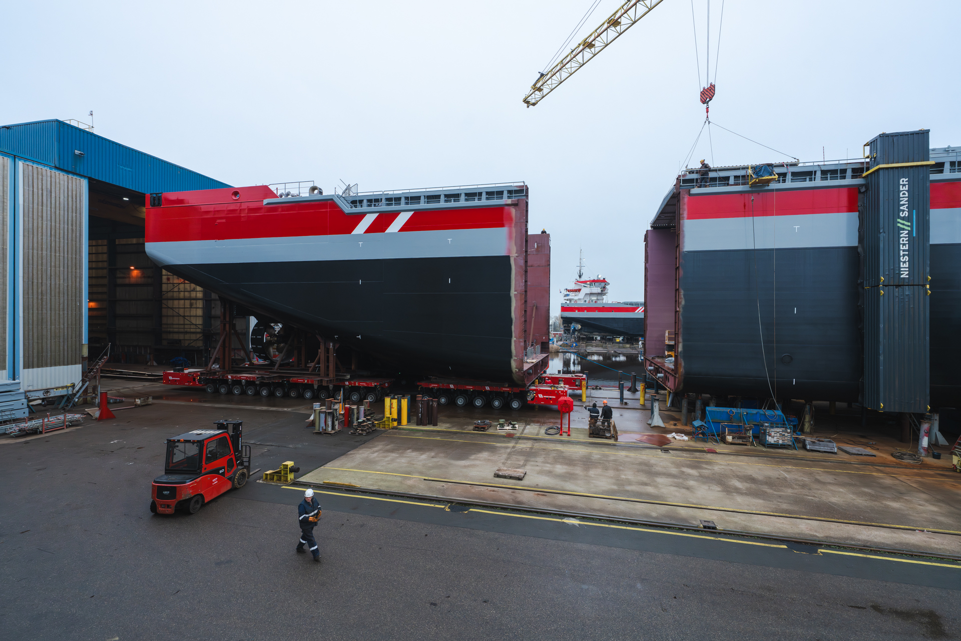 Transport aft ship section EasyMax 6 marks next step in newbuilding for ...